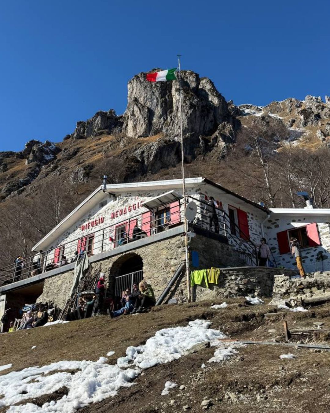 Trekking al Rifugio Menaggio da Breglia: sentiero, dislivello ...