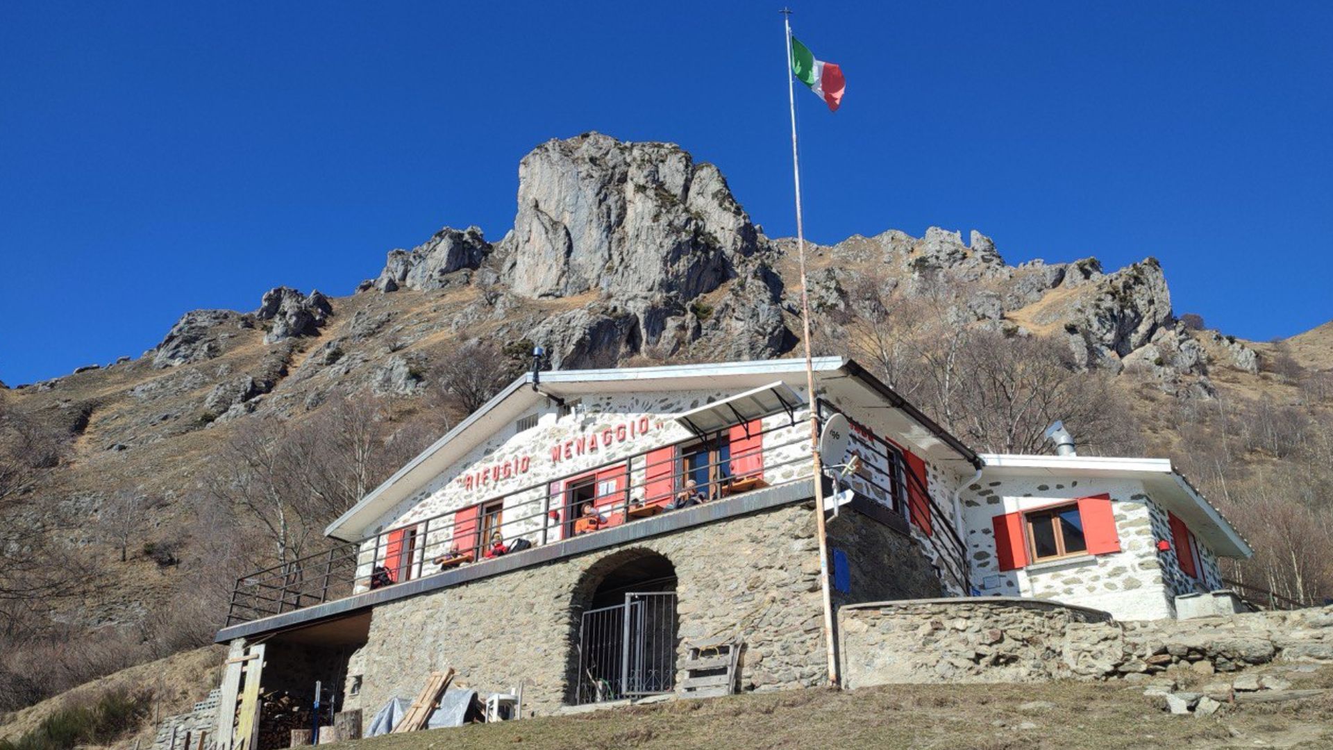 Trekking al Rifugio Menaggio da Breglia: sentiero, dislivello ...